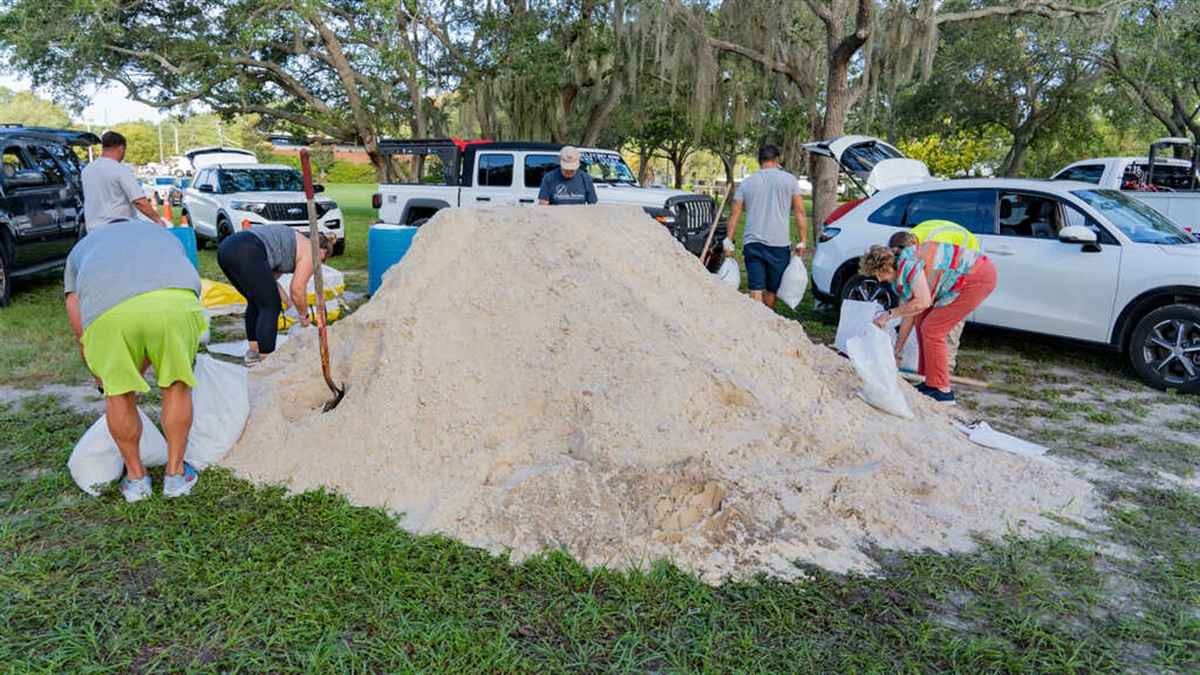 Hurricane Milton City of Dunedin Sandbag Distribution - City of Dunedin, FL